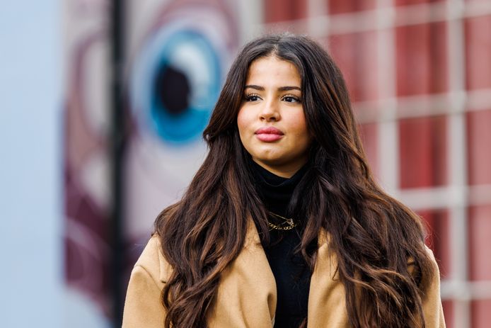 Met haar telefoon in haar hand verovert Siham Sanad (19) TikTok ...