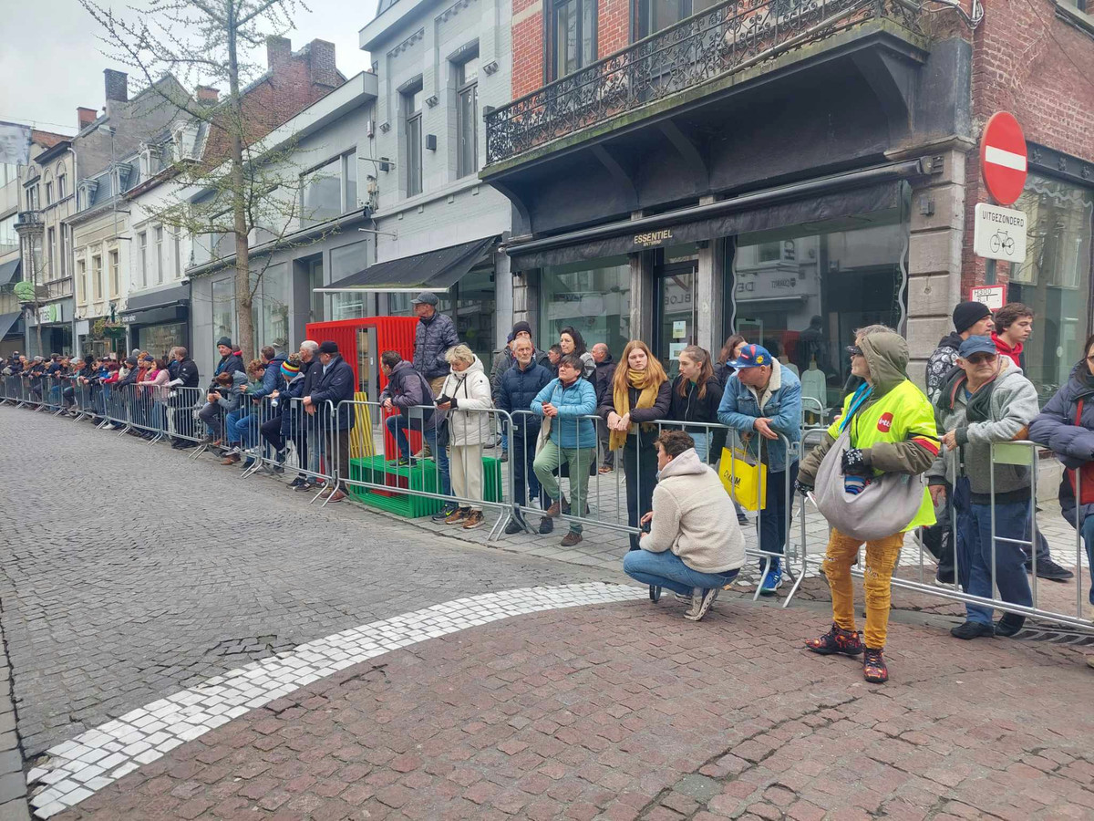 IN BEELD. Volkstoeloop voor start Dwars door Vlaanderen in wielerstad ...