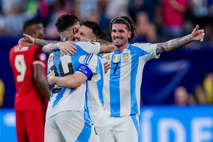 Lionel Messi loodst Argentinië met eerste goal in Copa América naar ...