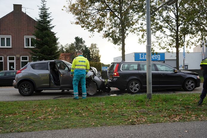 Drie auto’s botsen op elkaar in Hulten: vrouw gewond | Oosterhout | AD.nl