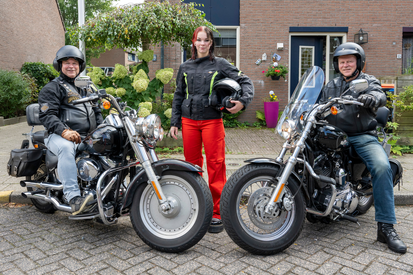 Vrachtwagens vol hulpgoederen richting Oekraïense grens, begeleid door ...