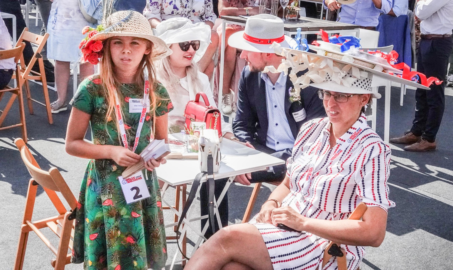 IN BEELD. De bijzondere hoeden van Waregem Koerse: Modestudente Femke ...