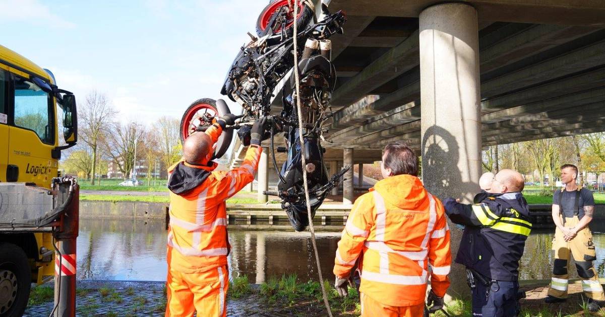 Brandweerduikers stuiten op gestolen motoren tijdens oefening, bergers ...