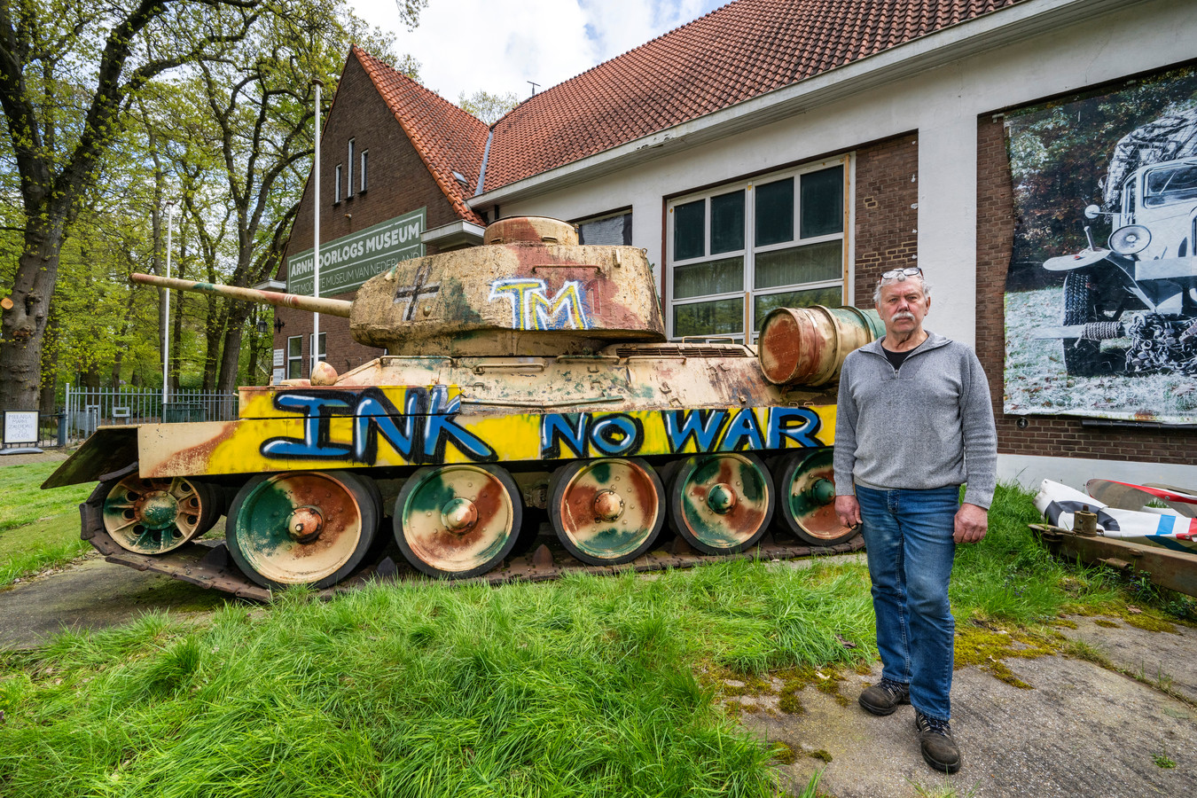 Eef kookt van woede nadat een historische tank met graffiti is bespoten ...