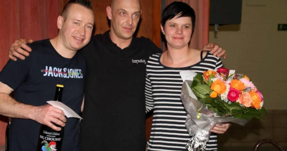 Geert Devos en Sven Verdonck aan het feest in zesde dartstoernooi ...