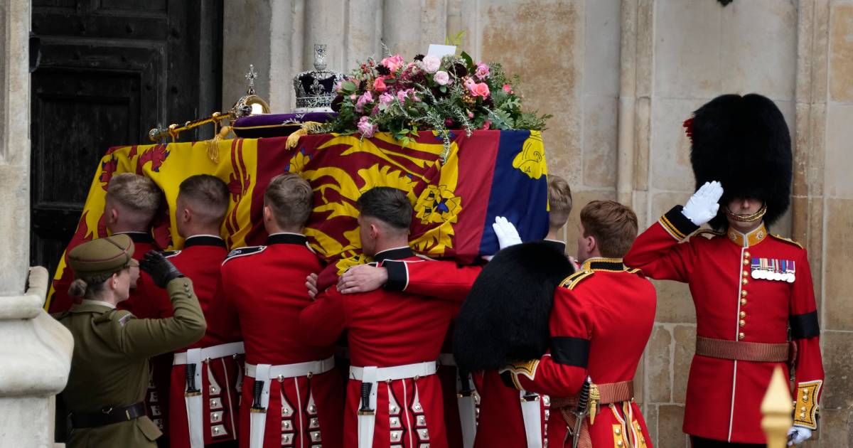 Britse zenders mogen delen uitvaart Elizabeth niet meer tonen | Show ...