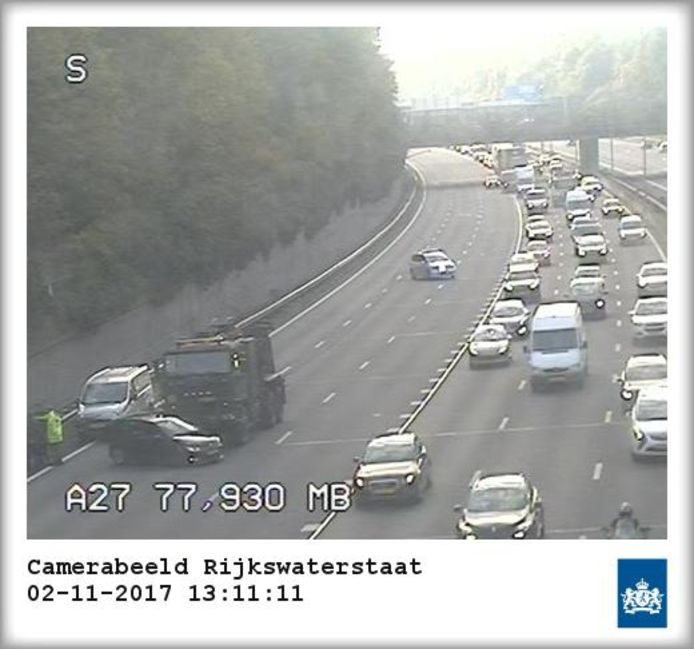 Defensietruck botst op personenauto bij knooppunt Lunetten | Utrecht | AD.nl