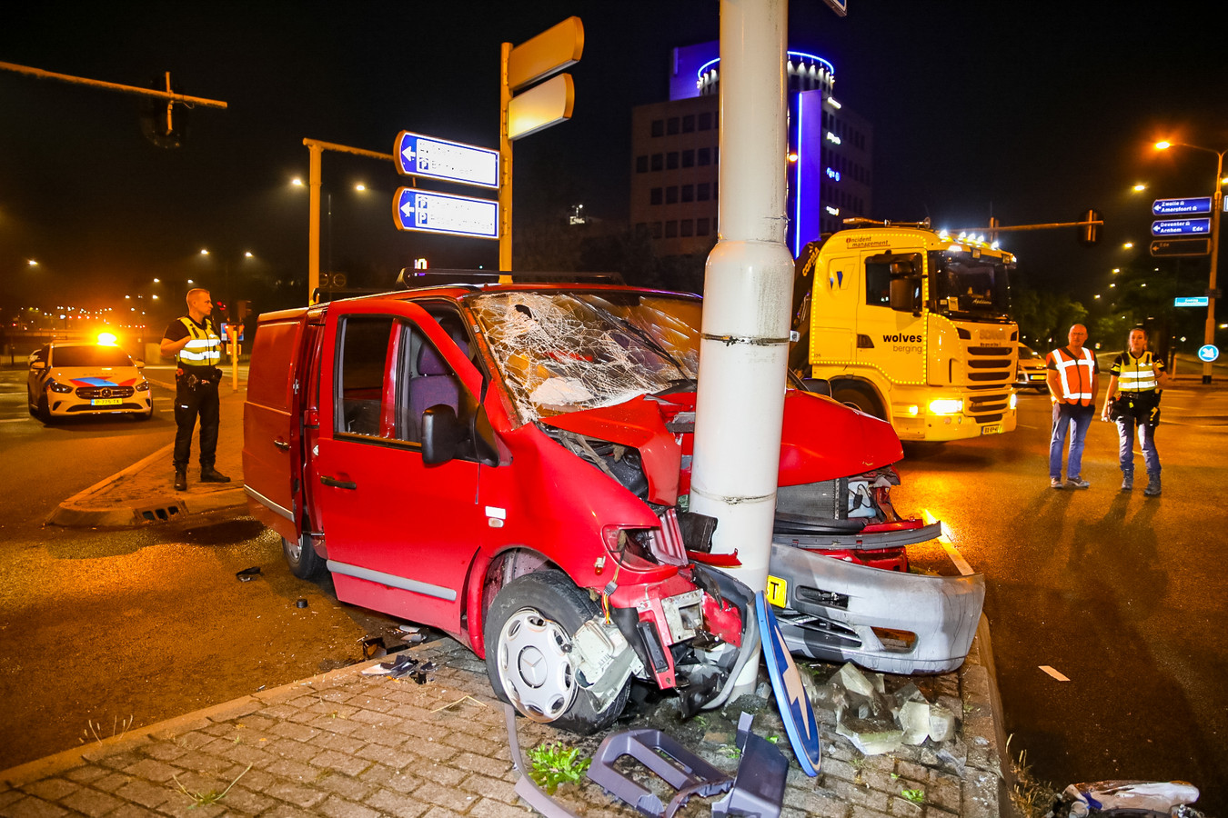 Bestelbus verwoest bij botsing in Apeldoorn: twee gewonden naar ...