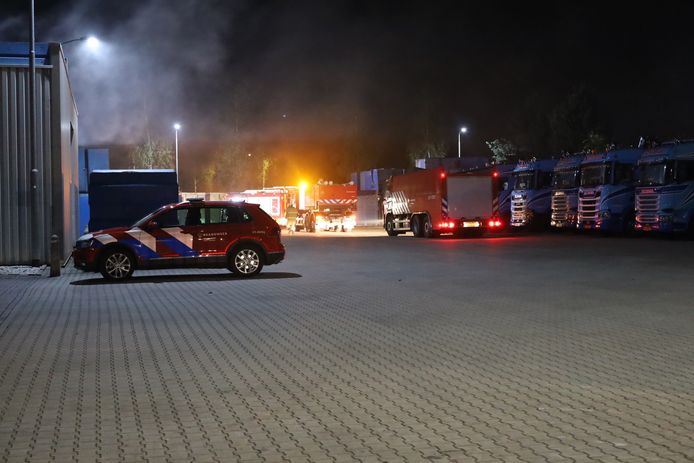 Autobanden vatten vlammen bij industriebrand in loods Uden | Uden ...