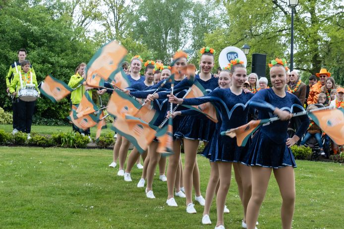 Achterveld apetrots op lokale helden die unieke dorpsvlag maken: ‘Dit ...