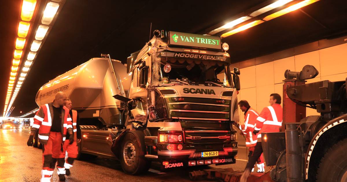 Heel wat fileleed op E17 en E34 door ongeval met vier vrachtwagens in ... Heel wat fileleed op E17 en E34 door ongeval met vier vrachtwagens in ...