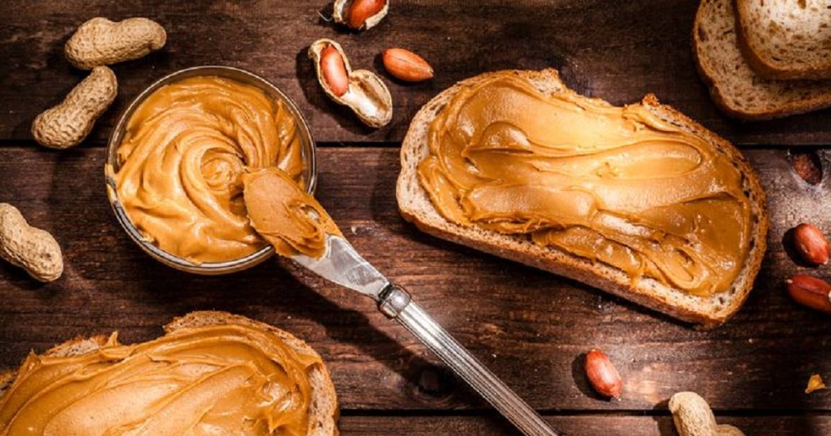 De lekkerste pure pindakaas van de supermarkt: mooi vloeibaar, glanzend ...