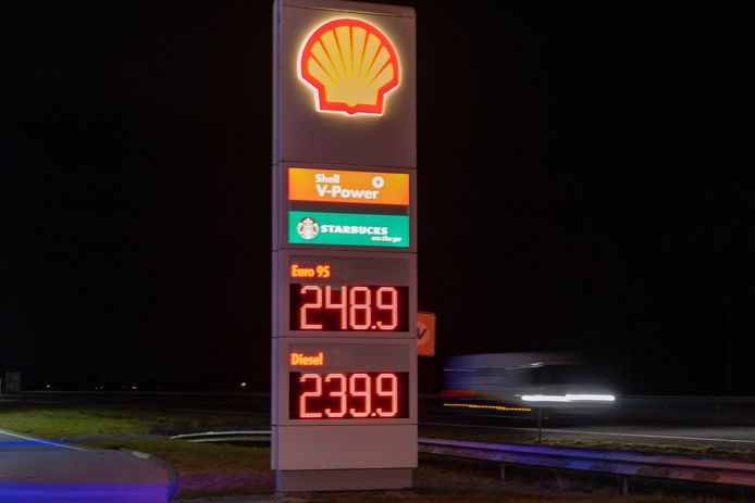 Dit is waarom de benzineprijzen aan de Nederlandse kant van de grens ...