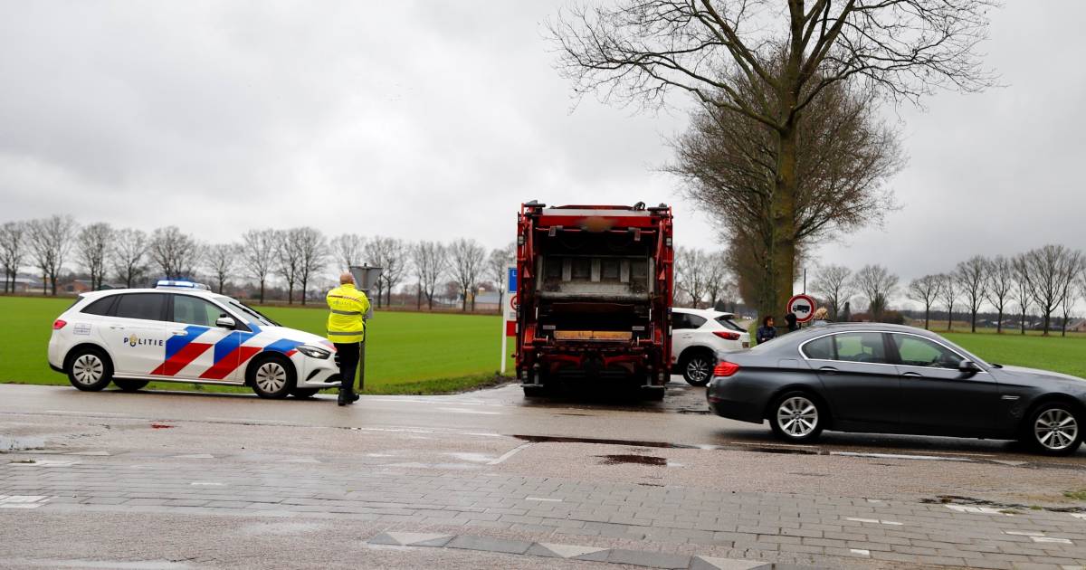 Vuilniswagen en auto botsen tegen elkaar in Landhorst: bestuurder gewond | 112 nieuws Land van ...