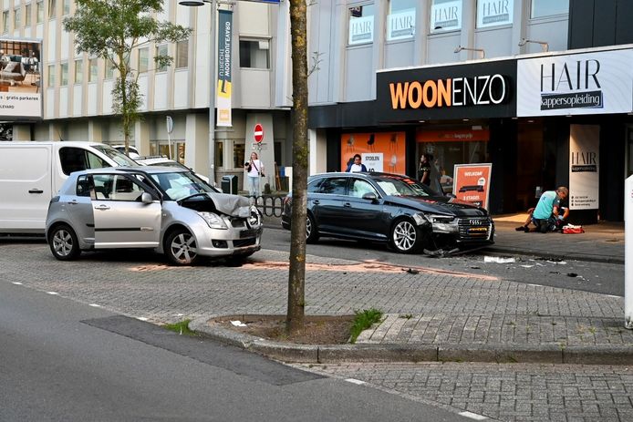 Twee gewonden bij aanrijding met auto's op meubelboulevard | Utrecht ...