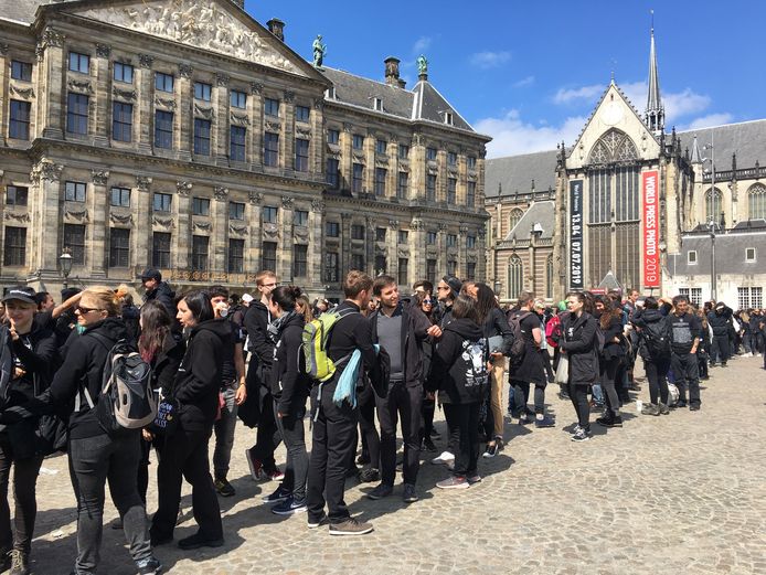 Honderden veganisten demonstreren op de Dam: zwarte kleding met wit ...