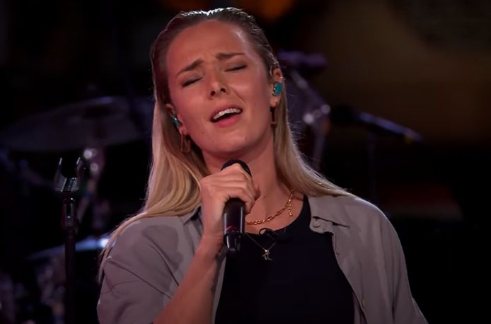 Sera ontroert kijkers met haar uitvoering van 'Je draagt het niet ...