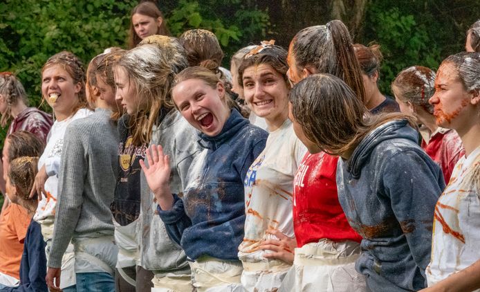 IN BEELD. Kortrijkse studentendoop heeft veel weg van ‘vuile’ Chironamiddag: “Als we het te hard ...
