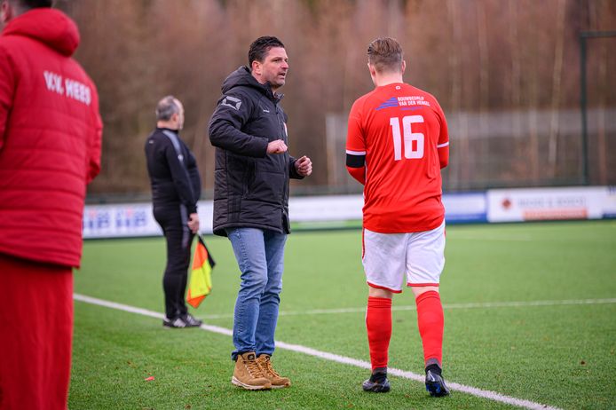 Bij Hees-Jonathan zijn alle ogen gericht op de overstappende trainer ...