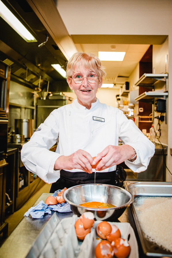 Ingrid uit ‘Restaurant Misverstand' overleden: “Blij dat we dit avontuur met haar mochten ...