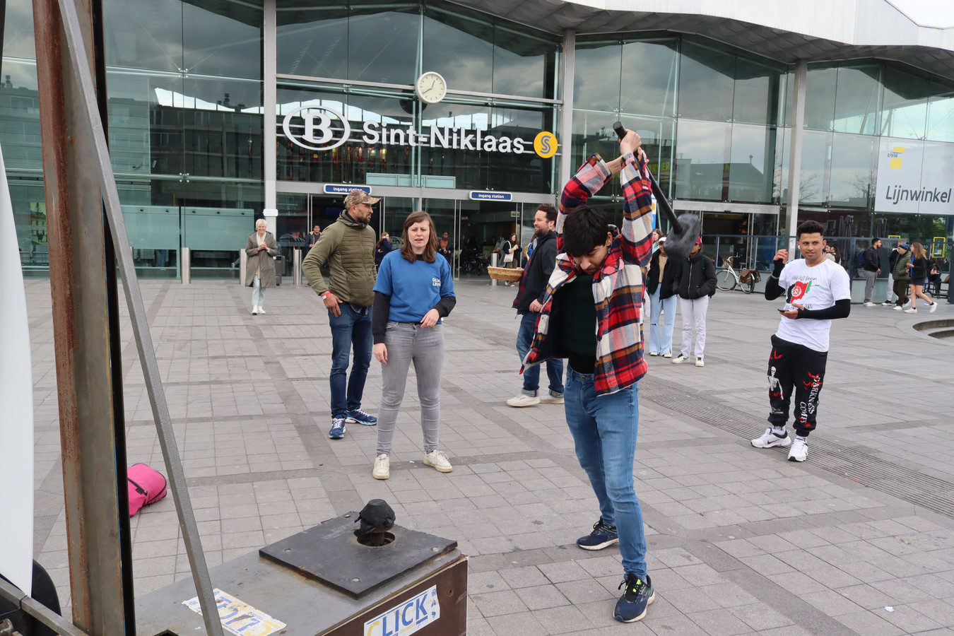 Studenten duaal leren geven er een lap op aan Stationsplein: “Meteen na onze studies kunnen we ...