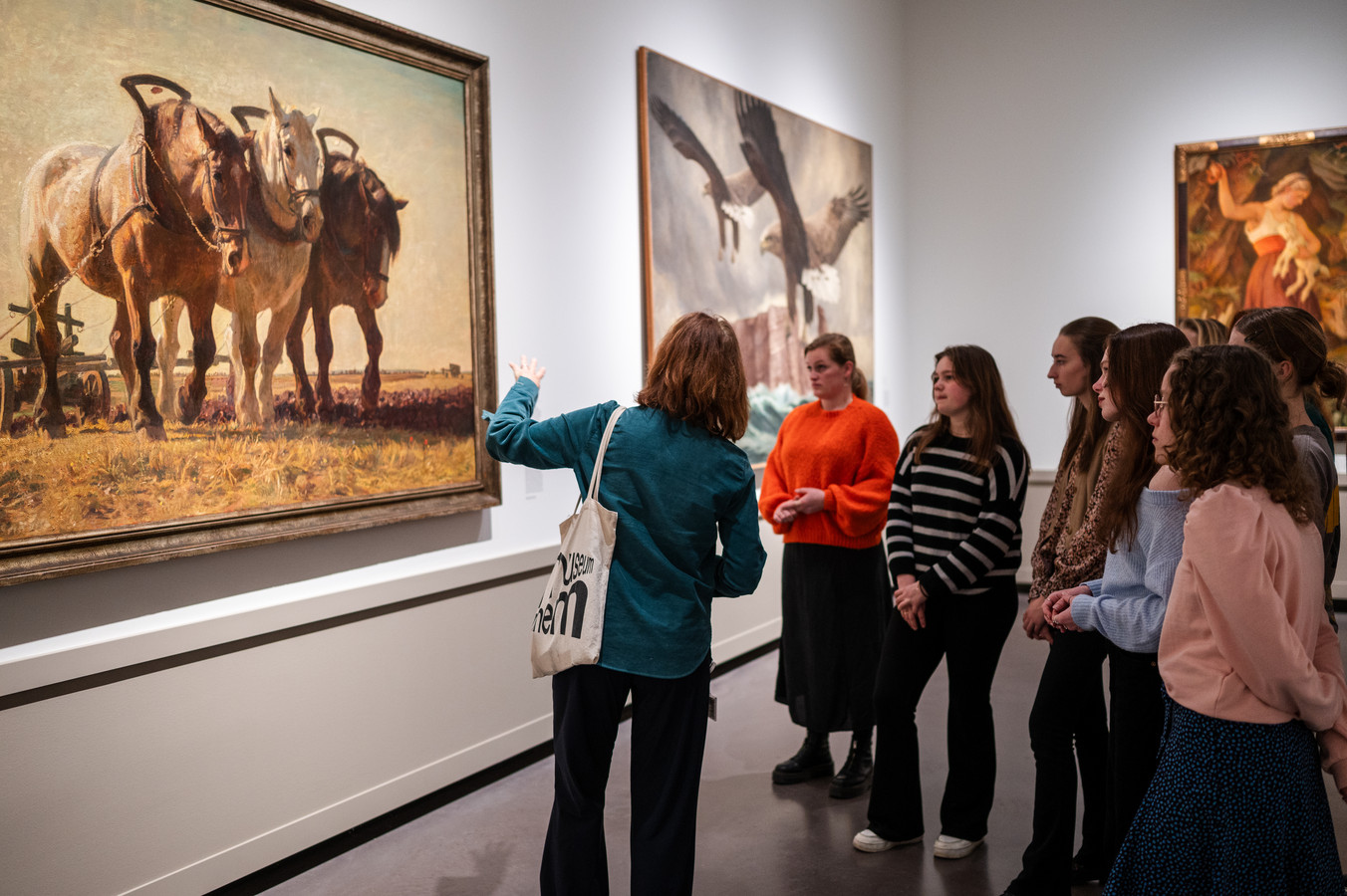 Met scholieren langs kunst uit de nazitijd: ‘Een kwart van de jongeren ...