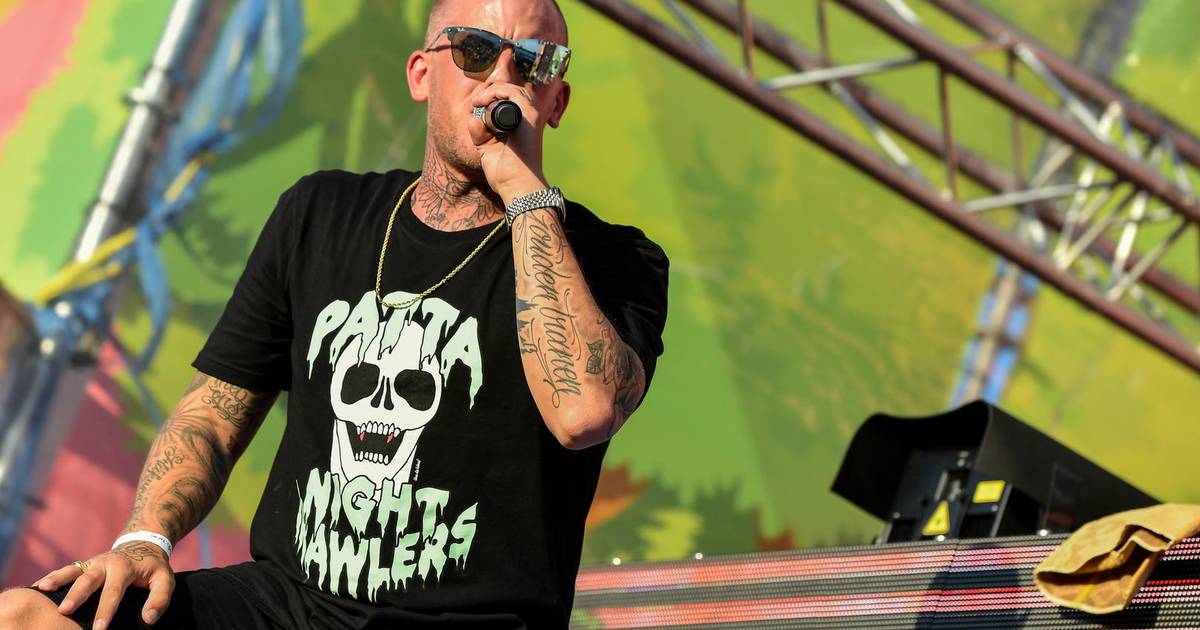 Nederlandse rapper Jebroer stapt tijdens tweede nummer van het podium ...