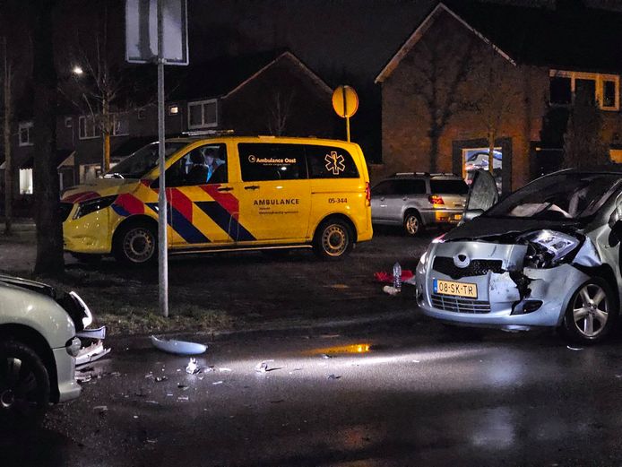 Twee gewonden na frontale botsing tussen auto's in Enschede | Enschede | tubantia.nl