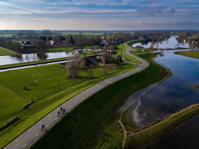 Verwarring over fietspad langs de dijk bij Zalk; wel of niet op de ...