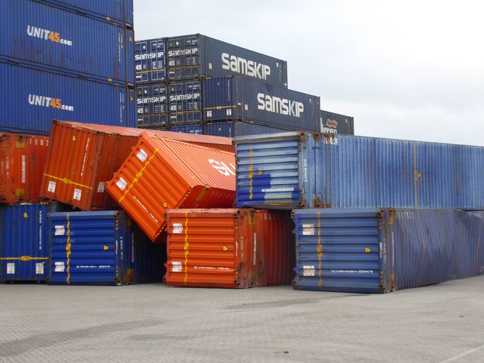 Lege, opgestapelde kratjes Heineken en grote containers omgevallen in ...