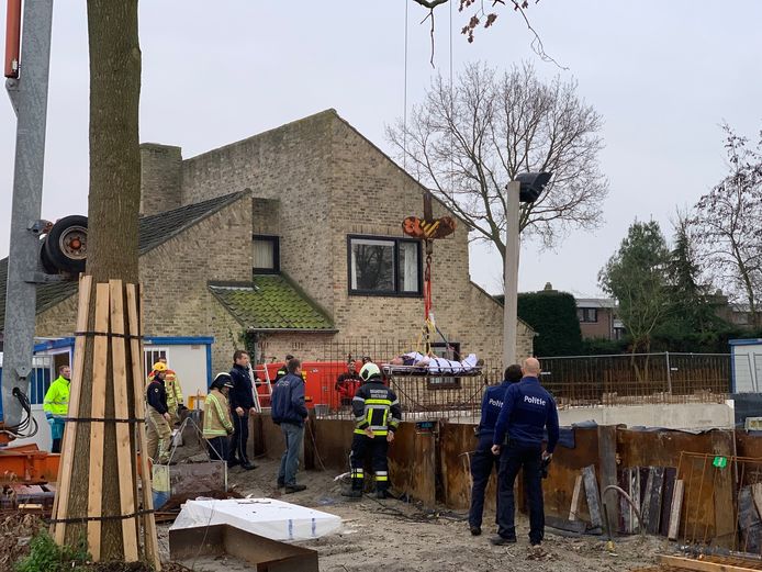 Arbeider krijgt steunbok op zich en moet door klimteam uit 5 meter ...