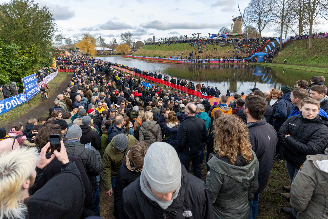 ‘Feest door WK veldrijden is in Hulst nog groter dan in Perkpolder’ | Foto | hln.be