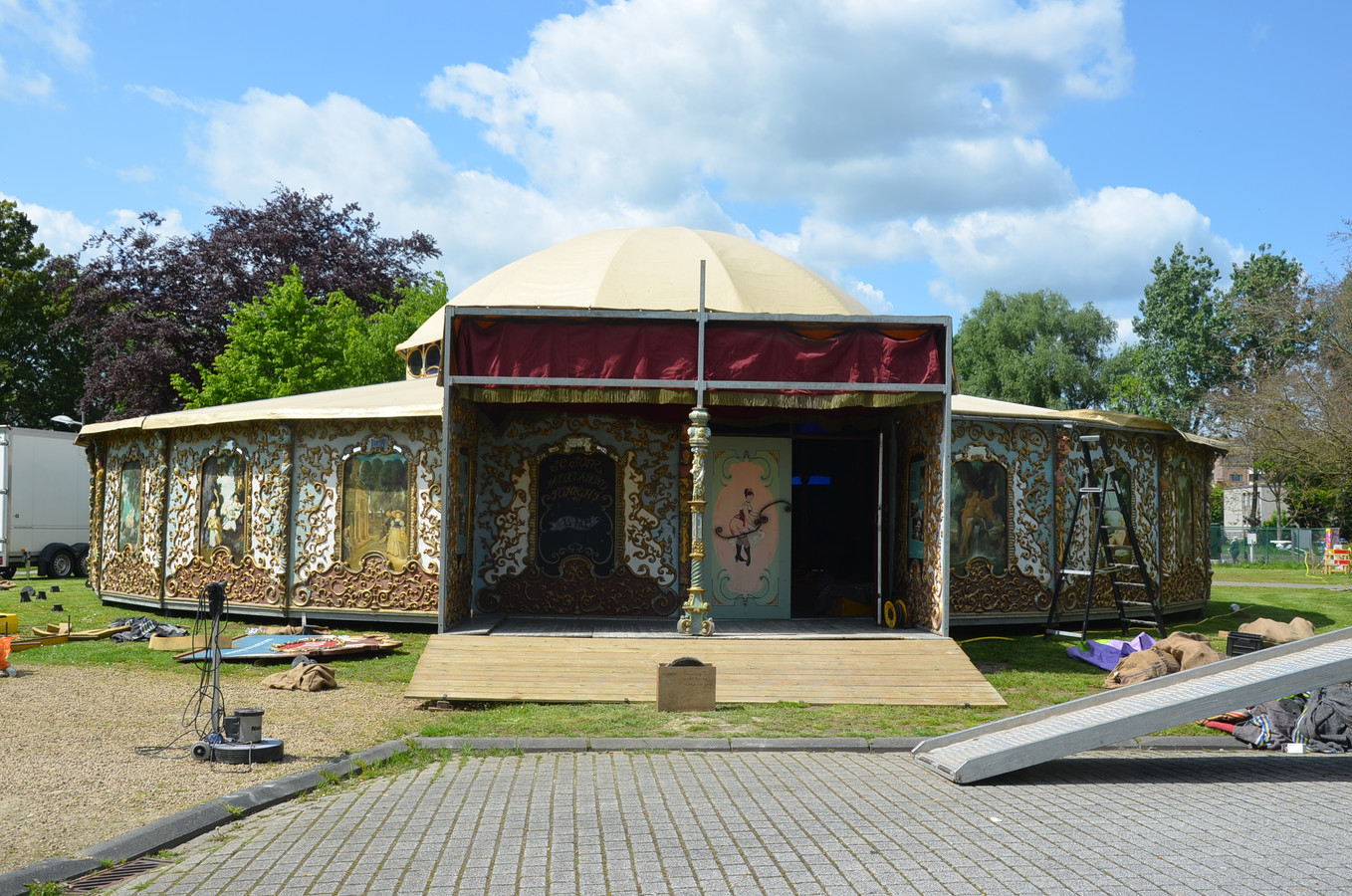 Spiegeltent staat klaar voor twintig events in twaalf dagen: “Bedoeling ...