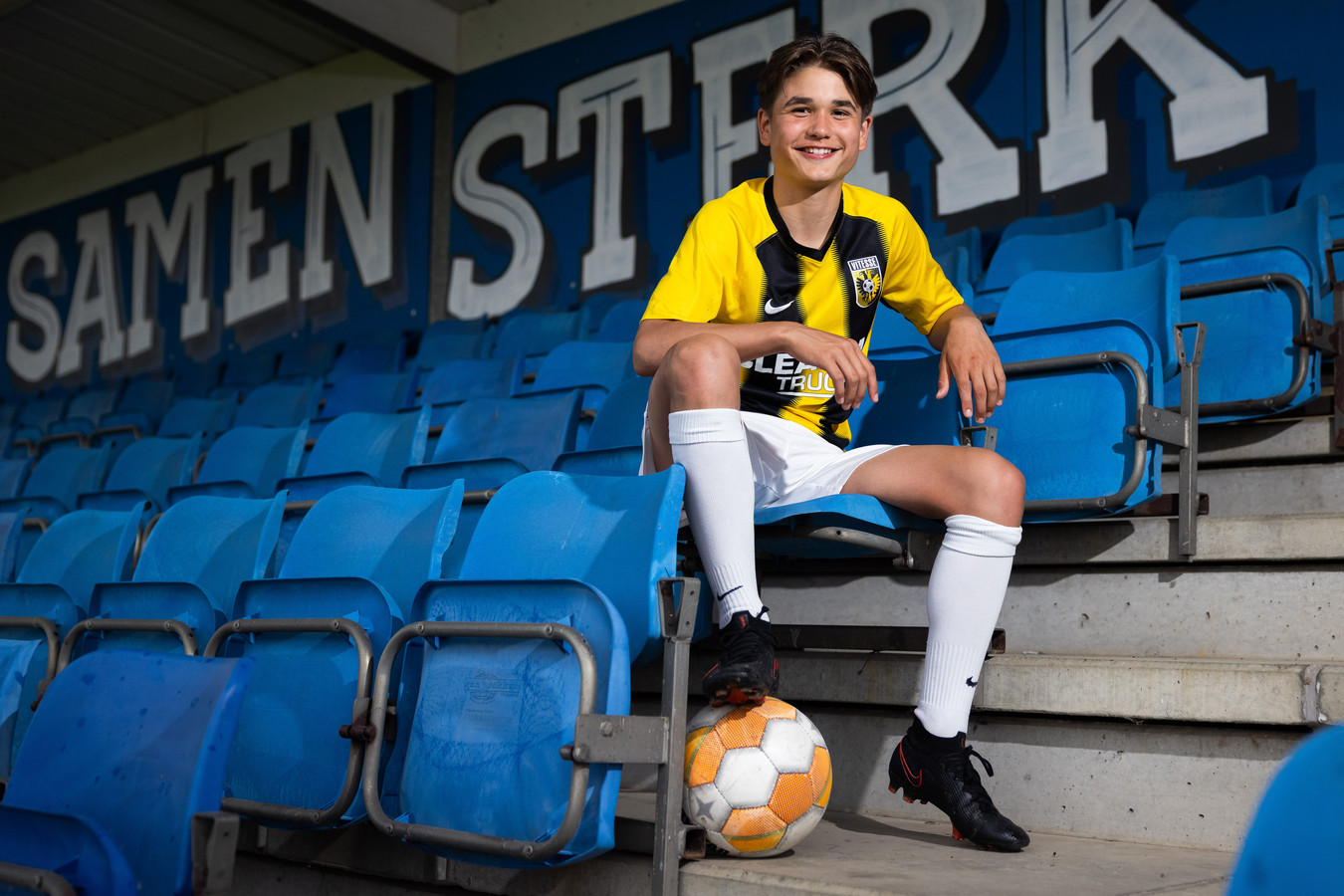 Vlijmense tiener is de jongste speler ooit die een contract tekent bij ...