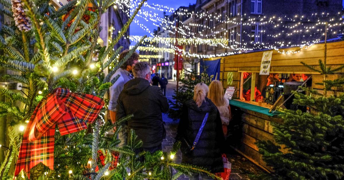 Kerst in Ieper, met kraampjes op Kiekenmarkt, wél succes op zaterdag ...