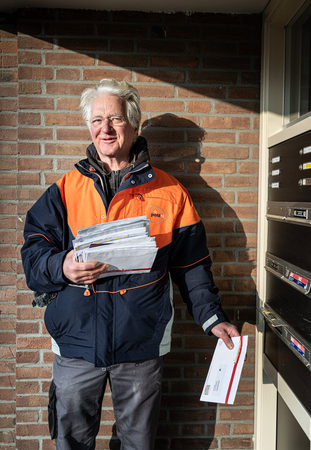 Stan (70) ging na zijn pensioen post bezorgen: ‘Ben graag buiten en kan ...