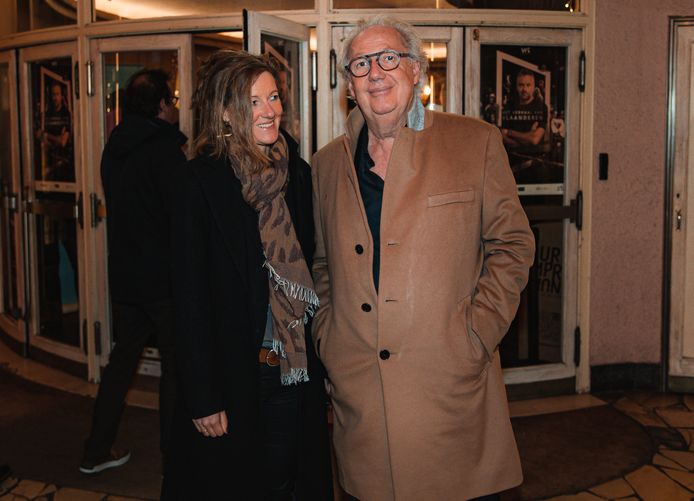 IN BEELD. Tom Waes poseert met enkele Romeinse soldaten op de première ...