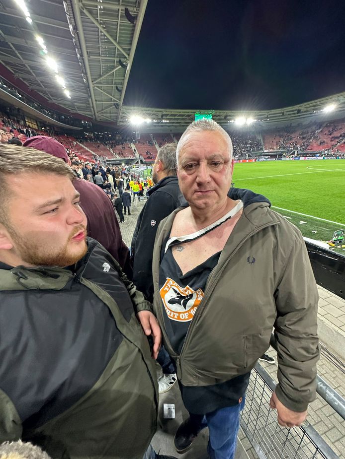 West Ham-fan Knollsy die AZ-hooligans wegsloeg, krijgt staande ovatie ...