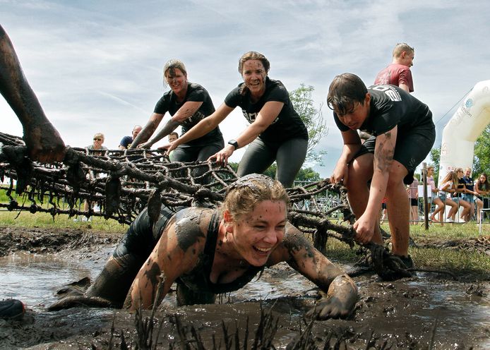Na de Mud Challenge spoelt iedereen zich schoon in de Vliet ...