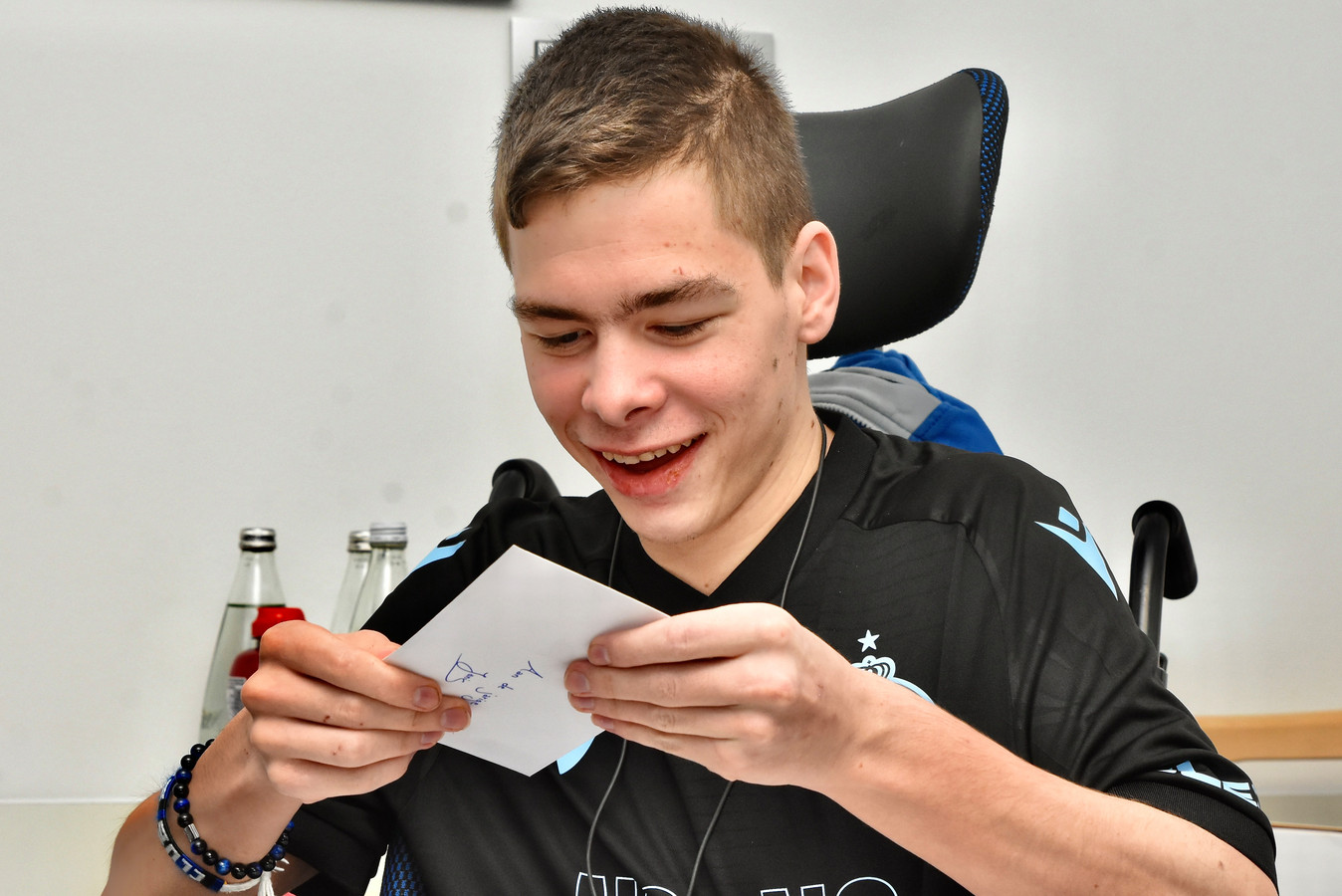 Vlaanderen toont z'n hart: Janis (22) viert laatste verjaardag met 900 ...