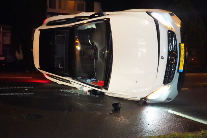 Auto op zijn kant na botsing op N345 in Zutphen | Zutphen | destentor.nl