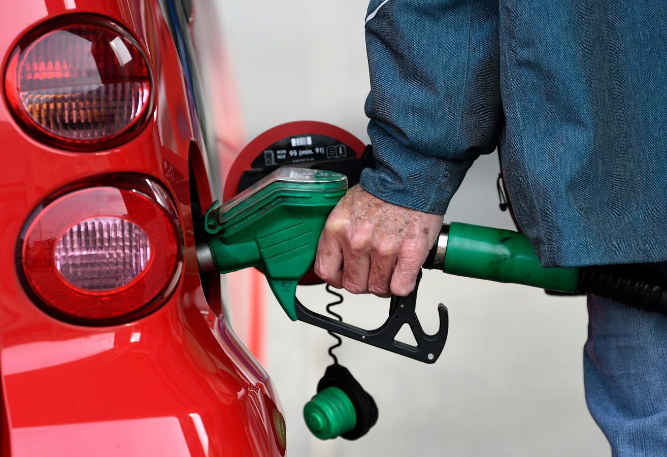 Benzine vanaf morgen iets goedkoper, lpg en mazout duurder | Foto | hln.be