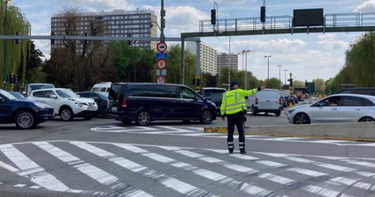 Zware verkeershinder door afsluiten Kennedytunnel | Zwijndrecht | hln.be