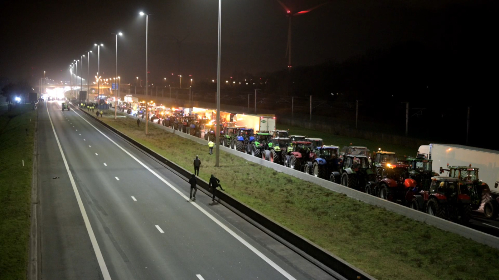 In beeld: het boerenprotest bij de grensovergangen op de E19, A4 en A67 ...