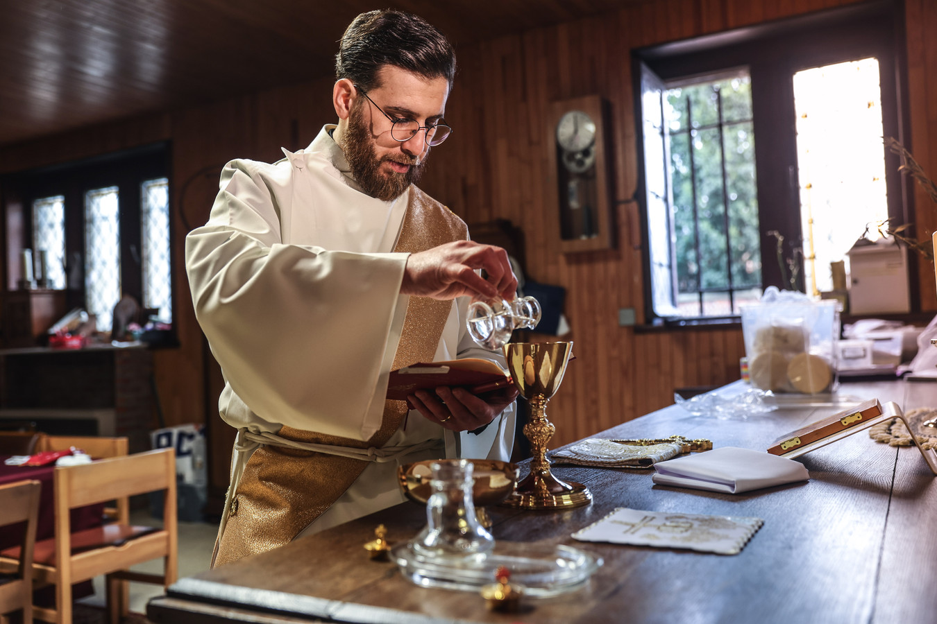 Getrouwd en drie kinderen, maar toch wordt David (33) zaterdag priester ...