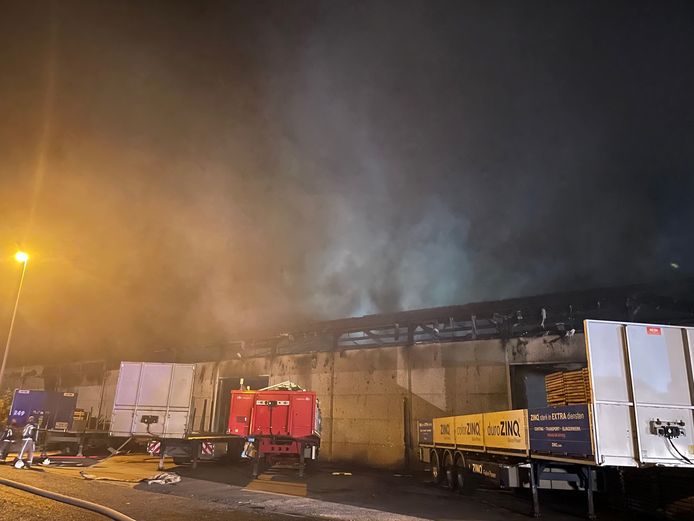 Loods metaalverwerkend bedrijf Zinq op Ieperse industriezone uitgebrand ...