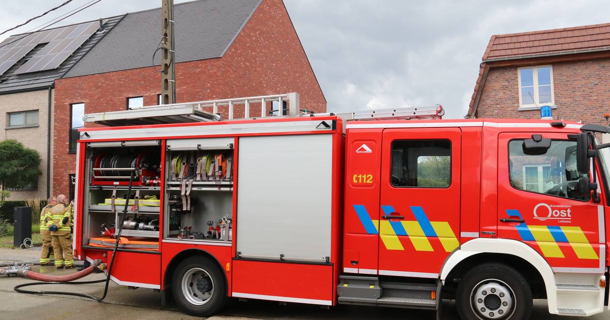 Elektrische wagen vat vuur tijdens opladen op parking ...