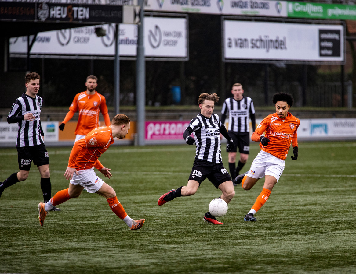 Gemert-doelman stopt twee penalty's in eerste helft, maar krijgt er ...