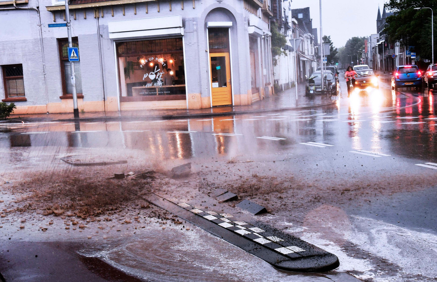 Luchtdruk in riool Kwaadeindstraat in Tilburg werd te groot: ‘Overal ...