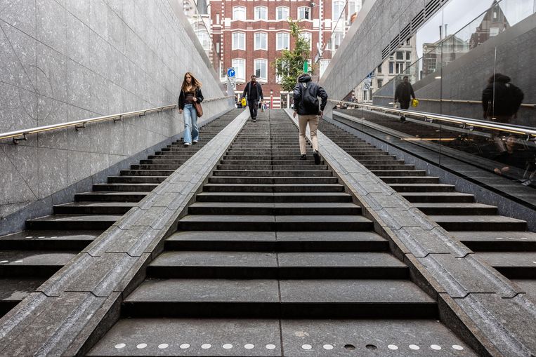 Op de luie trap bij het Beursplein voel je je vanzelf als John Cleese